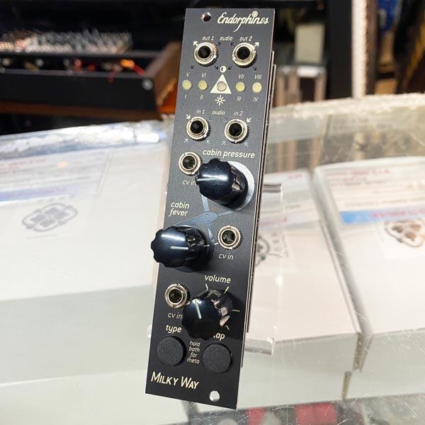 付属品なし発送目安1〜3営業日以内保証期間1ヶ月商品説明Grand Terminalからデジタルエフェクターを抜き出しコンパクトな6HPに納めたエフェクトモジュール。エフェクトはAIRWAYS BANK8種とDARKWAVES BANK8種...