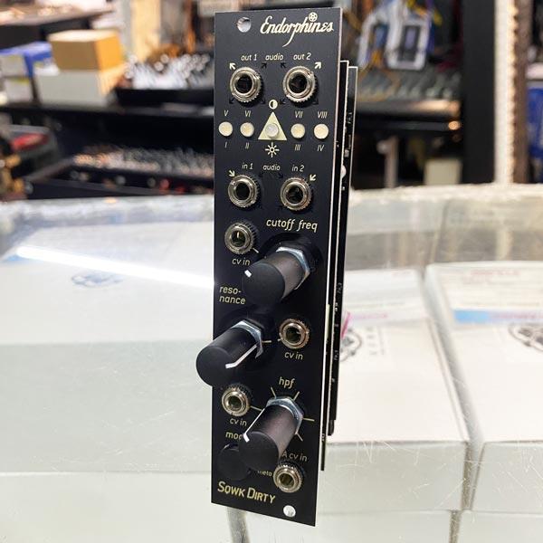 付属品なし発送目安1〜3営業日以内保証期間1ヶ月商品説明Squawk Dirty To MeはGrand Terminalのデジタルフィルター部分を抜き出して6HPのコンパクトな筐体に納めたモジュールです。8種類のフィルターに加え、独立した...