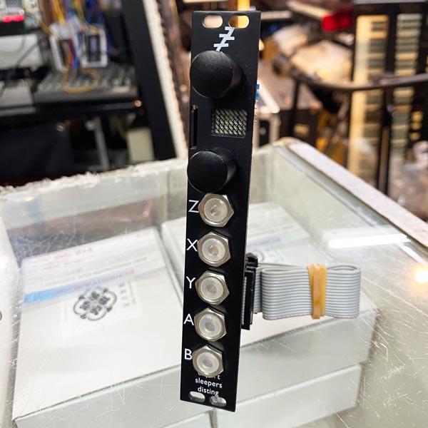 付属品元箱発送目安1〜3営業日以内保証期間1ヶ月商品説明Distingは、オシレーター（LFO/VCO）の選択を含む、様々なCVおよびオーディオ処理を提供する多機能モジュールです。Width: 4HPDepth: 42mmCurrent: ...