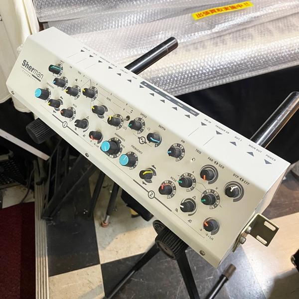 付属品ACアダプタ/ 取扱説明書（コピー）発送目安1〜3営業日以内保証期間1ヶ月商品説明過激なサウンド変化とアナログ回路ならではの有機的な音質で定番の初代アナログ・フィルター・モジュール。ラックマウント金具付属。※中古品は1点物です。店頭販...