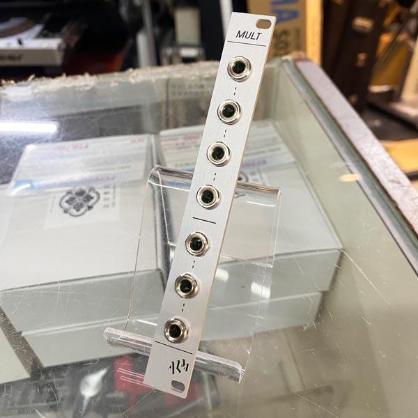 付属品なし発送目安1〜3営業日以内保証期間1ヶ月商品説明3HPパッシブマルチアンプ。オーディオ信号またはCV信号を3つまたは2つのバッファなし出力にルーティングします。Width: 3HPDepth: 32mm※中古品は1点物です。店頭販売...