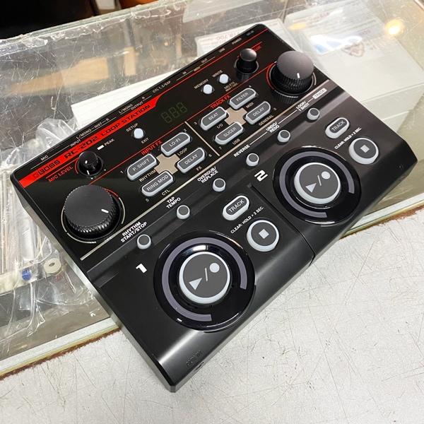 付属品元箱 / 取扱説明書 / ACアダプタ発送目安1〜3営業日以内保証期間1ヶ月商品説明ステレオ2系統のループ用トラックにそれぞれ専用の操作子とインジケーターを搭載したコンパクトな2トラック・テーブルトップ・タイプのルーパー。※中古品は1...