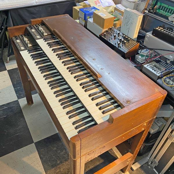 付属品スタンド発送目安1〜3営業日以内保証期間1ヶ月商品説明ジャズ、ロック、フュージョンに欠かせない伝統的なオルガンサウンドを追求。コーラス/ビブラート/ロータリィエフェクトなど豊富な機能で新伝説を生んだ、二段鍵盤ドローバ方式のエレクトロニ...