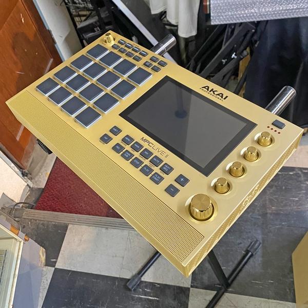 付属品元箱 / クイックスタート / ACアダプタ発送目安1〜3営業日以内保証期間3ヶ月商品説明限定ゴールドカラー！DECKSAVER 機材保護カバー デッキセーバー DS-PC-MPCLIVE2付属！未使用品！充電式バッテリー、内蔵モニタ...