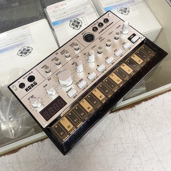 付属品元箱 / 取扱説明書発送目安1〜3営業日以内保証期間1ヶ月商品説明ドラムに負けないアグレッシブなサウンド、リズムを支えるファットなサウンド、グルーヴを生むファンキーなサウンド。volca bassは、ベースラインに必要な様々な要求に応...