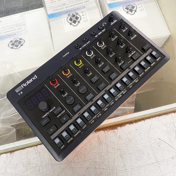 付属品元箱発送目安1〜3営業日以内保証期間1ヶ月商品説明T-8 は、エレクトロニック・ミュージックのビートメイクを手軽に楽しめるビート・マシンです。エレクトロニック・ミュージックに幅広く使われるリズム・マシンTRシリーズのドラム・サウンドと...