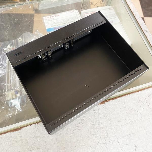 付属品元箱発送目安1〜3営業日以内保証期間1ヶ月商品説明ユーロラック電源リボンケーブル接続用用16ピンヘッダを4つ搭載した、デスクトップ用40HPユーロラックモジュールケース。*アダプターは付属しません。※中古品は1点物です。店頭販売もして...