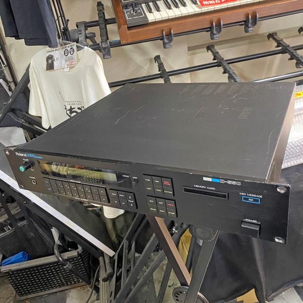 付属品ACケーブル発送目安1〜3営業日以内保証期間1ヶ月商品説明バックライト交換済み！16音ポリ、LA音源搭載デジタルシンセD-50のラックモジュール版です。*ゴム足欠品。※中古品は1点物です。店頭販売もしております、ご注文頂くタイミングに...