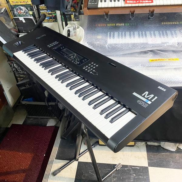 付属品ACケーブル / ハードケース発送目安1〜3営業日以内保証期間1ヶ月商品説明61鍵盤、コルグ初のPCMを内蔵したオール・デジタル構成のaiシンセシス・システム、マルチエフェクター、8トラックシーケンサーを搭載したワークステーション・シ...
