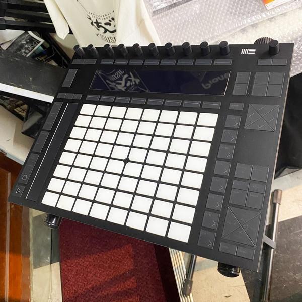 付属品ACアダプタ / USBケーブル発送目安1〜3営業日以内保証期間1ヶ月商品説明Push 2とLiveはシームレスに連動し、ビートの作成、ノートやコードの再生、サンプルの処理、ソング構成の構築など、コンピューター画面を見ることなくすべて...