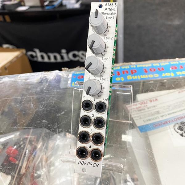 付属品なし発送目安1〜3営業日以内保証期間1ヶ月商品説明A-183-5 Quad Attenuatorはシンプルな4系統のアッテネーターです。各ユニットが2つのジャックと50kのリニア・ポテンショメーターだけで構成されています。アンプやバッ...
