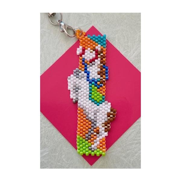 AVANCERデザイン研究会監修のビーズキットです。デリカビーズのペヨーテステッチとシェイプドステッチで作るストラップです。午年にぴったし！白馬が飛躍しているビーズステッチキットです。画像２枚目のキット内容は本商品のものではなくイメージとな...