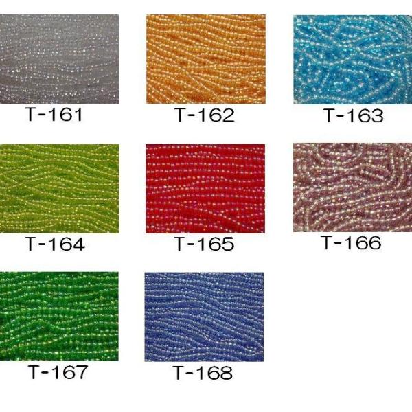 全体的に丸みを帯びたビーズです。ビーズ手芸では丸大ビーズと並んで最もポピュラーに使用されておりカラーバリエーションも豊富です。《サイズ》外径約2mm、長さ約1.5mm《内容量》約1m（約680粒）《スキ》無色透明、または有色の透き通ったビー...