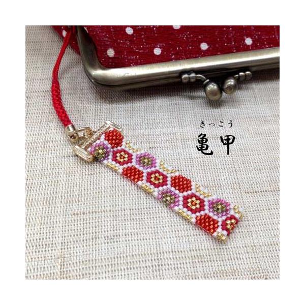 ペヨーテステッチで作る織物の様な柄はの根付（ストラップ）！根付金具・ステッチ専用針付きサイズ：ステッチ部分約１.３x６ｃｍ用意するもの：ハサミ作り方：基本的なペヨーテステッチで編みます。ペヨーテは未経験・・という方にもオススメです。制作時間...