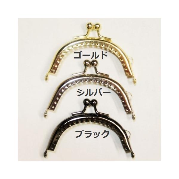 レトロな雰囲気が魅力の、穴あき・縫付タイプの口金です。お好みの布やビーズ編みに縫い付けてがま口の財布や小物入れなどが作れます。ゴールド、シルバー、ブラックの3色からお選びください。サイズ：幅6.5cm×高さ4.5cm＊モニターの発色の具合に...