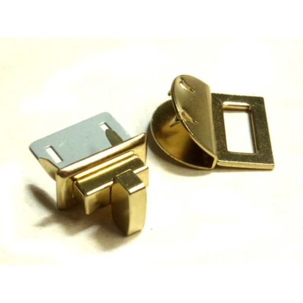 手作りのバッグの開け閉めを行う為の金具です。カバンの本体側にひねり金具を差し込んで取り付け、バッグのかぶせ側にくわえ金具をペンチなどで挟んで取り付けます＊サイズ：約26×22mm、爪の間約14mm＊モニターの発色の具合によって、実物と色が異...