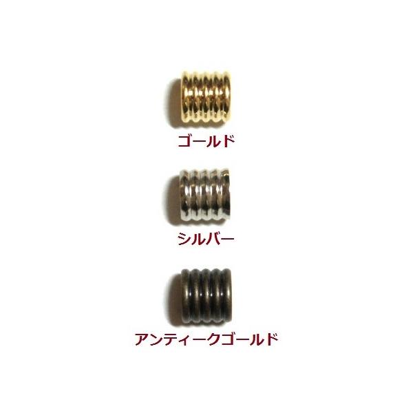 コードや蝋引き紐にナスカンなどを留める時に使う金具です。切れ目がはいっており、挟んで使います。挟んで圧着するというよりは接続部分を隠す為に用います。画像3枚目はコードをカンに通して返し、糸とボンドでコードを結び、接続部分に金具を挟んでいます...