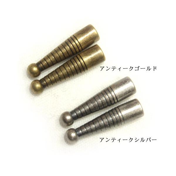 手作りのループタイなどのひも先にボンドで取り付けます。4mmのコードがちょうど入るサイズです。＜サイズ＞約25mm、内径約4mm＊モニターの発色の具合によって、実物と色が異なる場合がありますのでご了承ください。＊こちらの商品はアンティーク色...