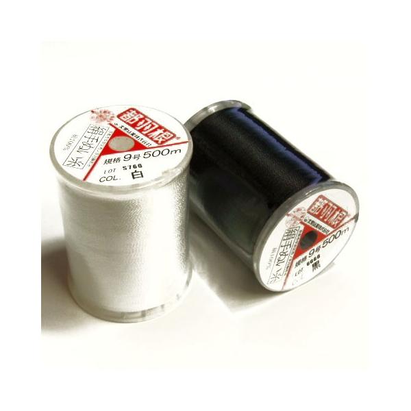絹ならではの美しい光沢・しなやかな感触・弾力性がある手縫い糸です。色名は日本の伝統色の名前がついており全部で204色のカラーがございます。こちらの商品はよく使われる白、黒の徳用500Mボビン巻です。カラー：白/黒主な用途：和服用本ぬい糸、洋...