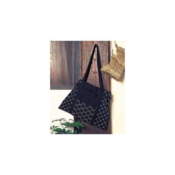 ＜出来上がり寸法＞縦31cmx横43cm（持ち手除く）＜キット内容＞刺し子糸:太（白糸使用）No.4500 刺し子布(紺)刺し子針刺し方説明書皿付皮指ぬき1個＜備考＞仕立て済みではありません。　　　　　　　　　　うら布（縦90cmx横35c...