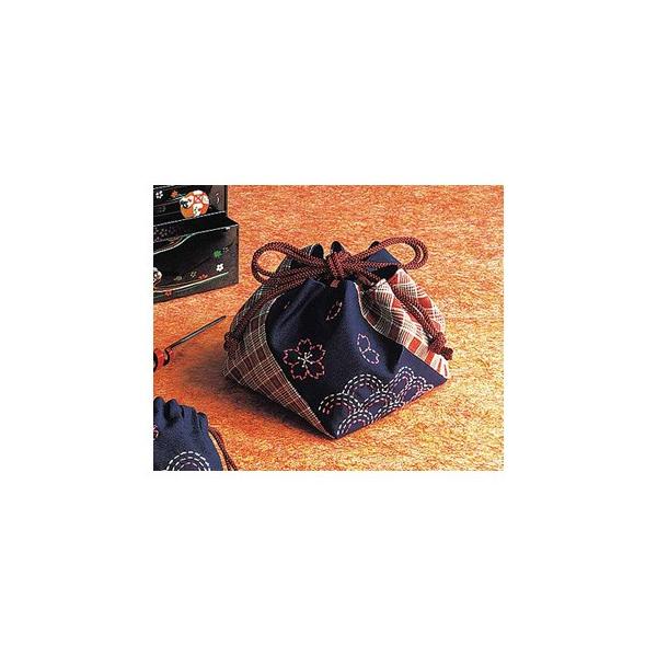 ＜出来上がり寸法＞縦14cmx横14cmｘまち14cm＜キット内容＞25番ししゅう糸（白・色糸使用）No.4500 刺し子布(紺)江戸打ちひも底板紙刺し子針刺し方説明書皿付皮指ぬき1個＜備考＞図案は布にプリント済み。＊こちらの商品は、お届け...