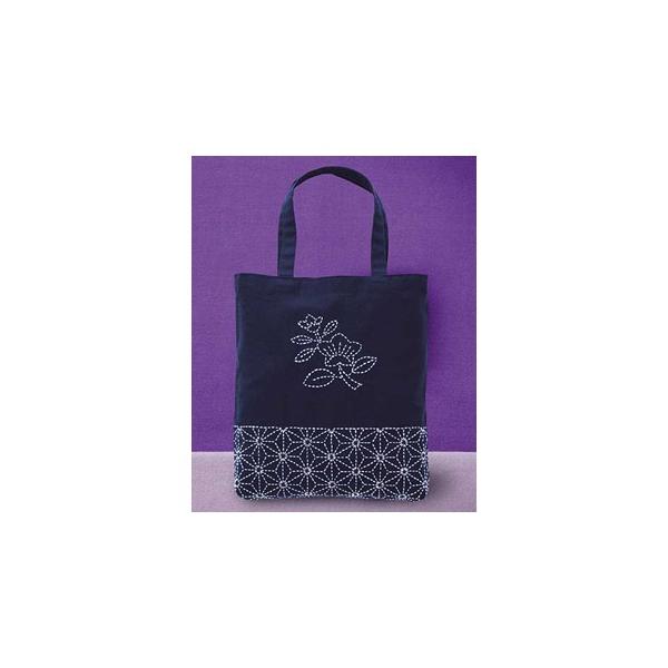 ＜出来上がり寸法＞縦32cmx横26cmｘまち4cm（持ち手除く）＜キット内容＞刺し子糸:細（白糸使用）No.4500 刺し子布(紺)刺し子針刺し方説明書皿付皮指ぬき1個＜備考＞脇はロック済、持ち手は仕立て済み残りはお客様仕立てとなります。...