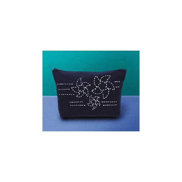 ＜出来上がり寸法＞縦12cmx横20cmｘまち4cm＜キット内容＞刺し子糸:細（白糸使用）No.4500 刺し子布(紺)刺し子針刺し方説明書皿付皮指ぬき1個＜備考＞図案は布にプリント済み。＊こちらの商品は、お届けに1週間〜10日ほどお時間を...