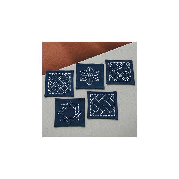 ＜出来上がり寸法＞縦10cmx横10cm＜キット内容＞刺し子糸:細（白糸使用）No.4500 刺し子布(紺)刺し子針刺し方説明書皿付皮指ぬき1個＜備考＞仕立て済みではありません。図案は布にプリント済み。＊こちらの商品は、お届けに1週間〜10...