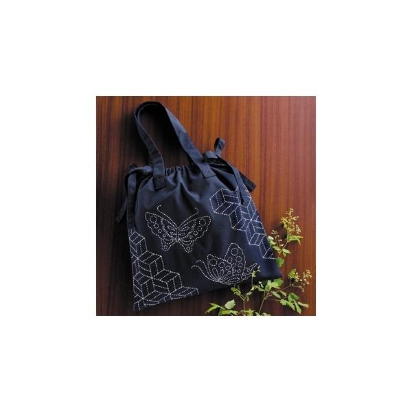 ＜出来上がり寸法＞約縦42cmx横42cm（持ち手除く）＜キット内容＞刺し子糸：細(白糸使用)No.4500刺し子布(紺)刺し子針刺し方説明書皿付皮指ぬき1個＜備考＞持ち手と袋口は仕立て済み。残りはお客様仕立てとなります。図案は布にプリント...