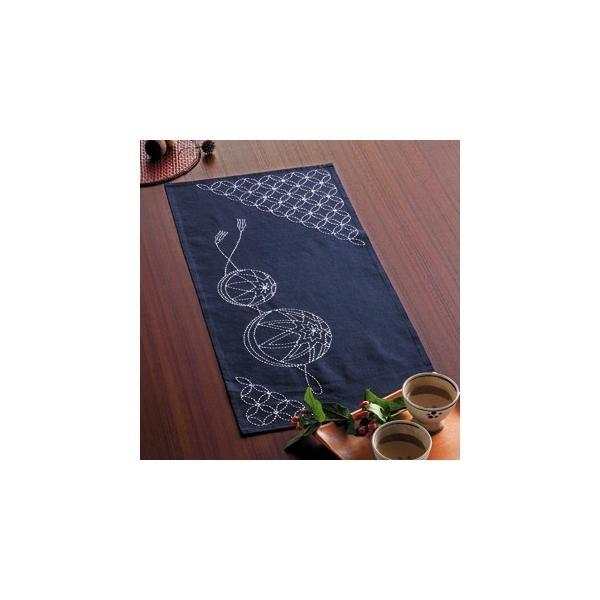 ＜出来上がり寸法＞約縦35cmx横75cm＜キット内容＞刺し子糸:細（白糸使用）No.4500 刺し子布(紺)刺し子針刺し方説明書皿付皮指ぬき1個＜備考＞図案は布にプリント済み。＊こちらの商品は、お届けに1週間〜10日ほどお時間をいただく場...