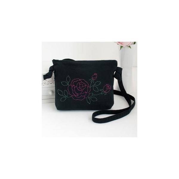 ＜出来上がり寸法＞約縦18cmx横23cmxまち4cmひもの長さ約140cm＜キット内容＞刺し子糸 7緑・21ピンク(綿100%)あづみ野木綿 29黒(綿100%)刺し子針指ぬき作り方説明書＜備考＞図案は布にプリント済仕立て済（ファスナー付...