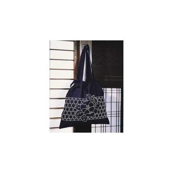 ＜出来上がり寸法＞縦42cmx横42cm（持ち手除く）＜キット内容＞刺し子糸:太（白糸使用）No.4500 刺し子布(紺)刺し子針刺し方説明書皿付皮指ぬき1個＜備考＞持ち手と袋口は仕立て済み。残りはお客様仕立てとなります。図案は布にプリント...