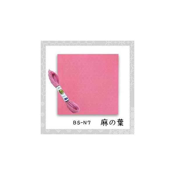 人気の「ビーズ刺し子」第2弾!新柄登場!!カラーはローズ、マスカット、モカの3色!生地にあわせた刺し子糸〈細〉付き。糸はオリムパス製絲(株)の商品です。セット内容:生地1枚、刺し子糸<細>10m生地サイズ:たて約26cm×よこ約...