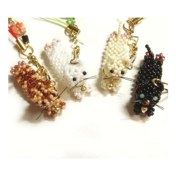 のびたポーズがホッとなごませてくれる、少しレトロな味のキャラクターです。ピンクの可愛い肉球はパールに変更しております。ご了承くださいませ。手まりはひとつひとつ丁寧に造られた、オリジナルビーズです。（手まりやスワロキューブは写真と異なる場合が...