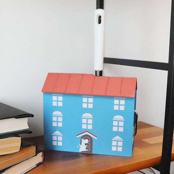 ■商品名：MOOMIN ムーミン 粘着クリーナー＆ケースセット■ポイント：置き物のように飾れるムーミンハウスのクリーナーセット　正面と背面で違うデザインで楽しめる　素敵なパッケージ入りで贈り物にもおすすめ　底面に粘着テープが張りつきにくい　...