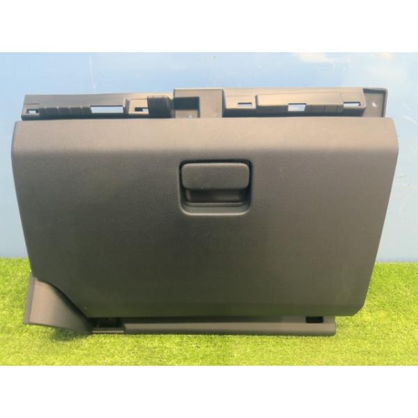 **** 商品説明を必ずご確認ください ****部品管理番号：000025595270210メーカー純正品番：77500-3M0-J01ZA部品名：グローブBOX部品メーカー品番：77500-3M0-J0部品区分：リサイクル品車名：ヴェゼル...