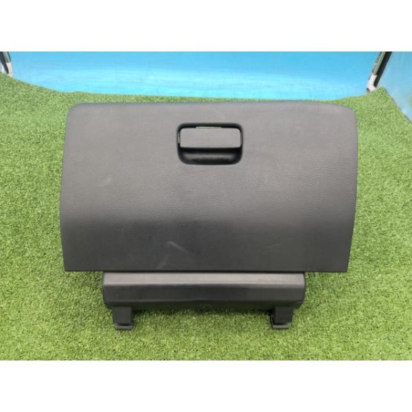 **** 商品説明を必ずご確認ください ****部品管理番号：000026033870210メーカー純正品番：73410-83S00-5PK部品名：グローブBOX部品メーカー品番：73410-83S0部品区分：リサイクル品車名：ソリオ車両タ...