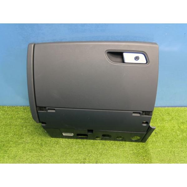 **** 商品説明を必ずご確認ください ****部品管理番号：000026348870210部品名：グローブBOX部品メーカー品番：ZD2450-003メーカー代替品番：4G0971679D部品区分：リサイクル品車名：アウディ A6車両タイ...