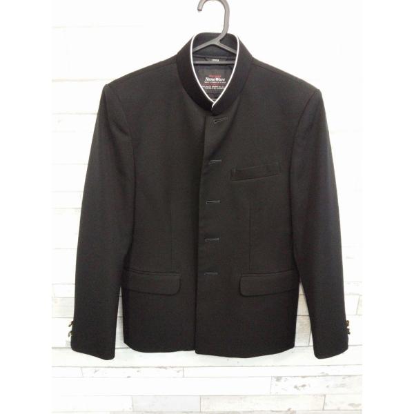 全国標準型(認証マーク付き)の学ラン上着です。ご家庭で丸洗いが可能なウォッシャブル仕様で汚れてもすぐに洗えます。ストレッチ機能で普段の動きもラクラクなのでストレスフリーな学生服となっております。  * レギュラーシルエット  * ラウンドパ...