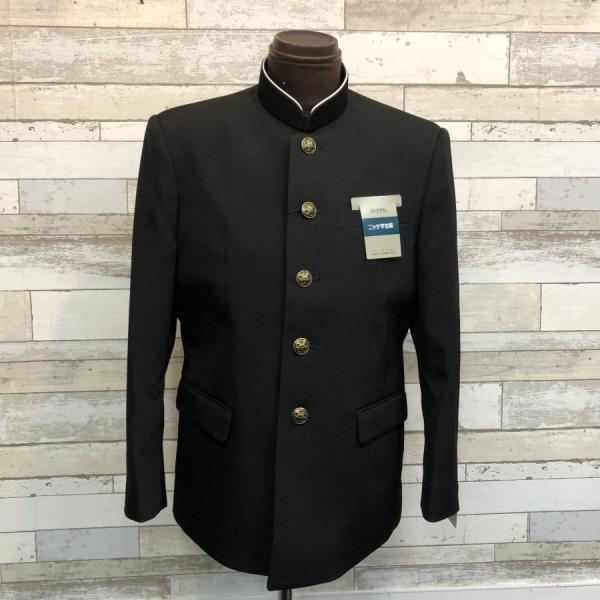 COLLEGE CLUB学生服、全国標準型(認証マーク付き)の学ラン上着です。今までにない究極の黒・ストロングブラック最高級ウール素材は、柔らかな風合い・深みのある黒・耐久性の高さが特徴3年間の使用にも耐えるウール混紡学生服   * レギュ...