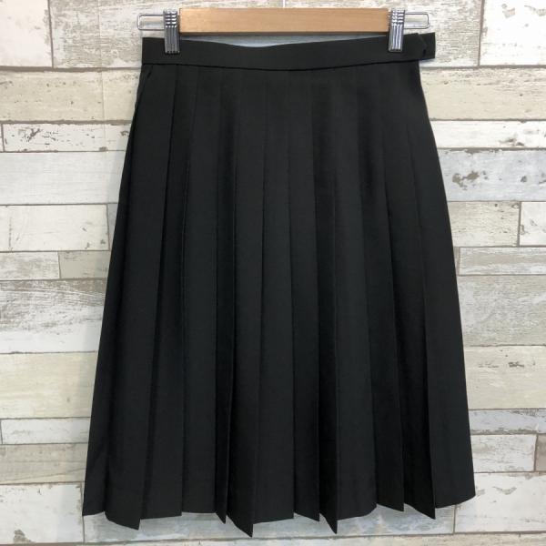 カンコー学生服の夏スカートとなります。ご家庭で丸洗いが可能なウォッシャブル仕様で汚れてもすぐに洗え、乾きやすいです。  * アジャスター付き  * ポリエステル100％   * 撥水 丸洗いOK  * 形態安定  * ブラック(黒色)  *...