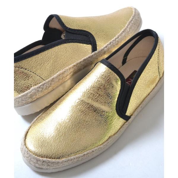 ■商品説明ヨーロッパでも有数の靴工場の街として名高いスペイン南東部のElche(エルチェ)発のシューズブランドLOZOYA/ロソヤゴールドのアッパーがとても華やかな1足です。