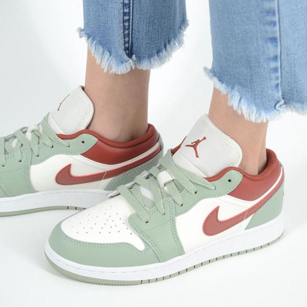 ■商品説明NIKE AIR JORDAN 1 LOW (GS) ナイキ エアジョーダン ロー レディース スニーカー シューズ 靴 ユース ジュニア 子供 バスケット 部活 通学 普段履きパステル調の明るく爽やかな印象で春らしい足元を演出す...