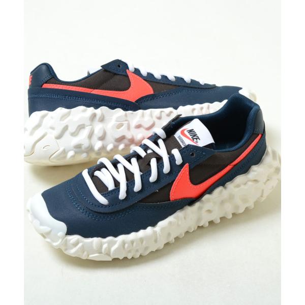■商品説明NIKE OVERBREAK ナイキ オーバーブレイクホワイトのOverReactミッドソールがネイビーとクリムゾンのシンプルなスウッシュをクリーンな印象に仕上げてくれます。コーディネートに合わせやすい未来的なデザインの一足です。...
