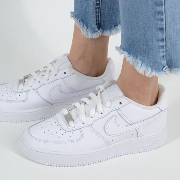 ■商品説明NIKE AIR FORCE 1 (GS) ナイキ エア フォース レディース スニーカー シューズ 靴 ガールズ キッズ 子供 オールシーズン バスケットシューズ 部活 通勤 通学 普段履き エレガントな形状で高さのあるミッドソ...