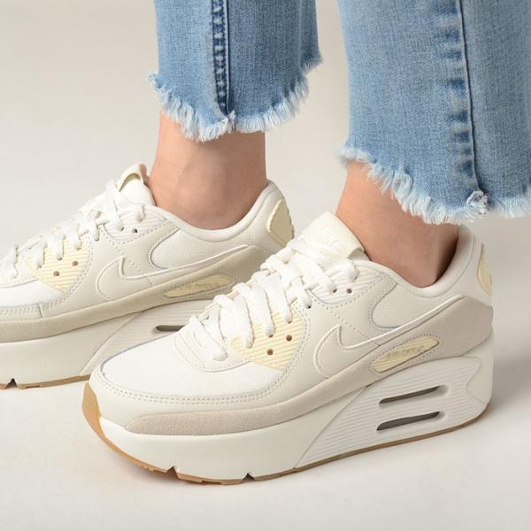 ■商品説明NIKE AIR MAX 90 LV8 ナイキ エアマックス レディース スニーカー 部活 通勤 通学 普段履き クッション性 快適ダブルエアでクッション性と高さもプラス。快適な履き心地です。■カラーオフホワイト ライトグレー 白...