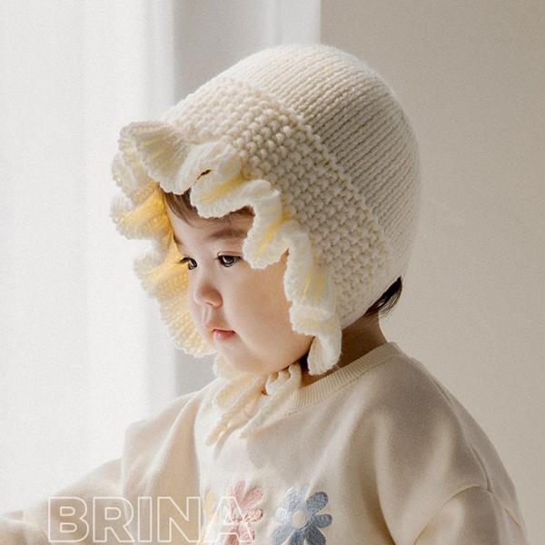 ■商品説明ニットのボンネット。紐で結ぶのでサイズ調整しやすいです。内側がボアになっていますので、暖かいです。お宮参りや結婚式にも、普段のお出かけにも使えます。■素材表地アクリル100%裏地ポリエステル100%■サイズ長さ19cm　横17.5...