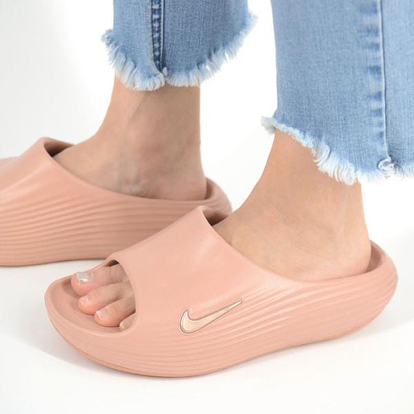 ■商品説明W NIKE REACTX REJUVEN8 SLIDE ウィメンズ ナイキ リアクト リジュビネイト スライド レディース サンダル シューズ ゲーム シャワー カジュアル 普段履き ビーチ 海 プール柔らかい素材の裏地を施した...