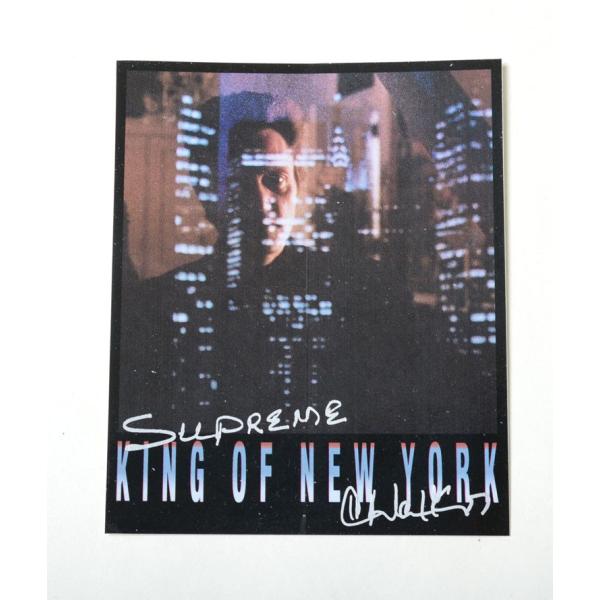 ■商品説明同名のTシャツと同じシーンのステッカーです。『King Of New York』は、刑期を終えて生まれ故郷のブロンクスに戻った白人マフィアのフランク・ホワイト（クリストファー・ウォーケン）を主人公に据えたマフィアクライム映画※商品...