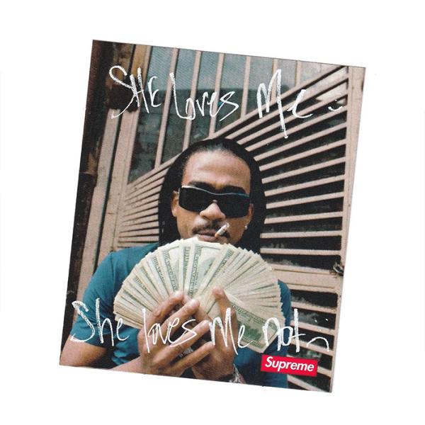 ■商品説明Supreme Max B Sticker シュプリーム マックスビー ステッカーNYのハーレム出身のHip-HopアーティストMax B（マックスB）ことMax Biggaveliとのコラボレーションです。Max BのSNSで話...